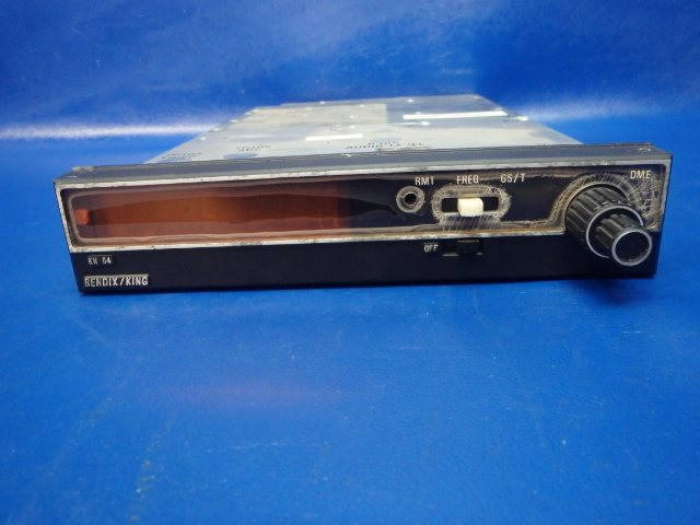 King 066-1088-00 KN-64 DME 14 to 28 volts (Face needs replacing-See Photos)