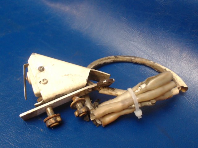 Piper 67411-08 SWITCH - Squat Main Gear Left w Bracket