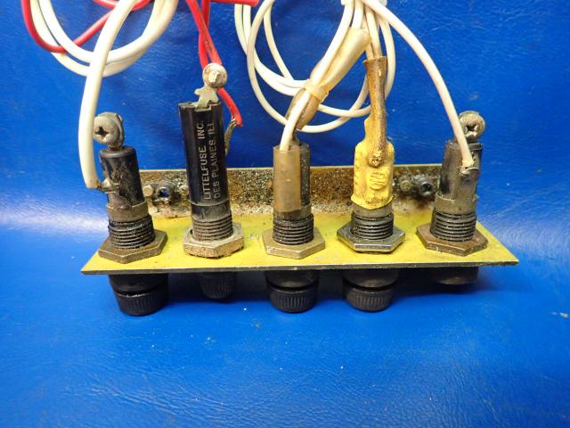 Piper NPN Fuse Holder- With 5 Fuses. (One fuse is missing its cap)