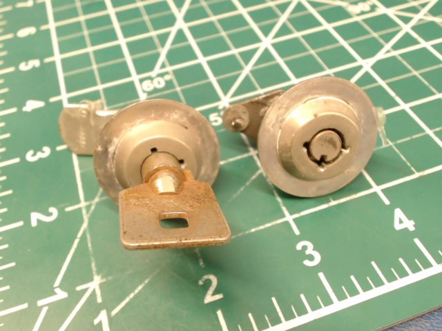 Cessna Unkown DOOR LOCKS - LH & BAGGAGE 1 Round Key