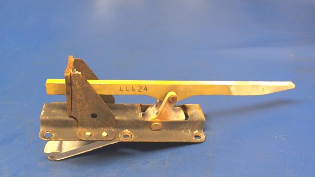 Piper NPN LATCH ASSEMBLY - Nacelle locker door