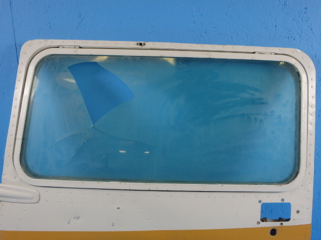Cessna 0413033-25 DOOR CABIN LH (Dented/Window Busted)