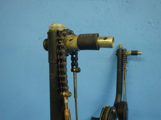 Cessna 2460033-1 CONTROL Y COLUMN