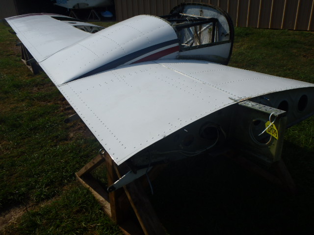 Piper 37093-12 WING - Left (Fuel tanks are included with sale )