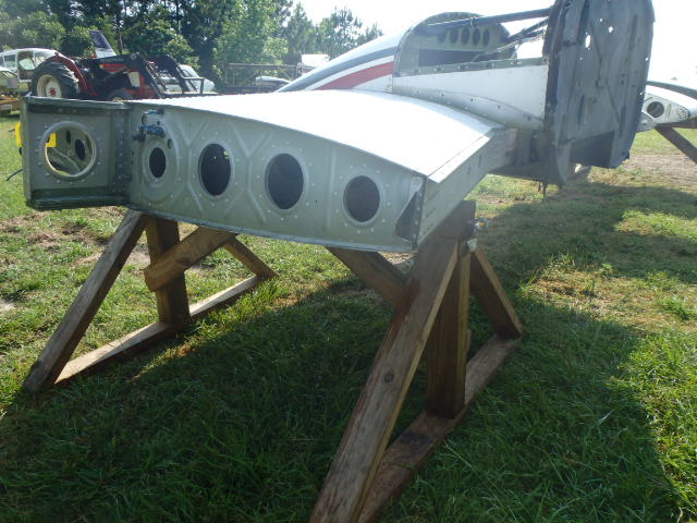 Piper 37093-12 WING - Left (Fuel tanks are included with sale )