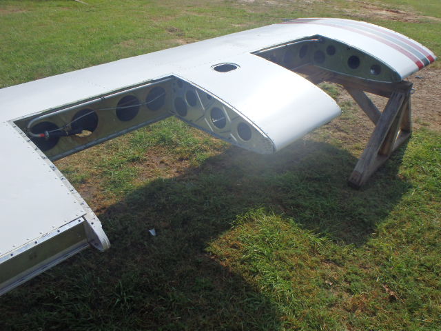 Piper 37093-12 WING - Left (Fuel tanks are included with sale )