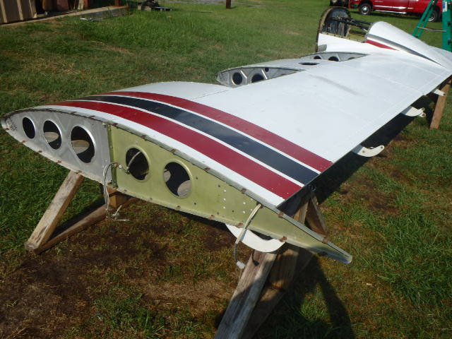 Piper 37093-12 WING - Left (Fuel tanks are included with sale )