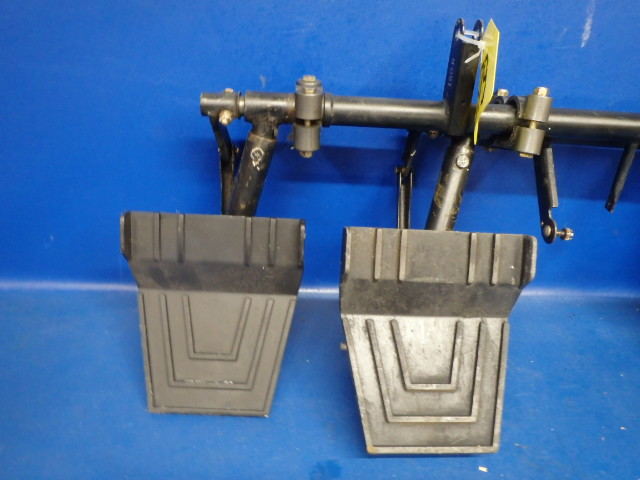 Cessna SET BRAKE AND RUDDER PEDALS