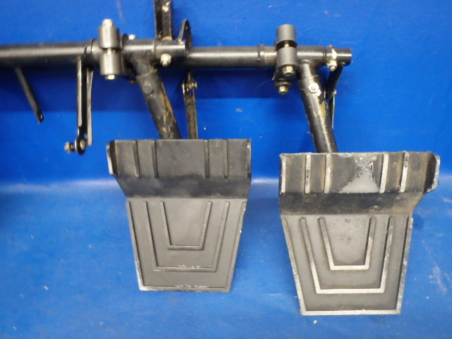 Cessna SET BRAKE AND RUDDER PEDALS