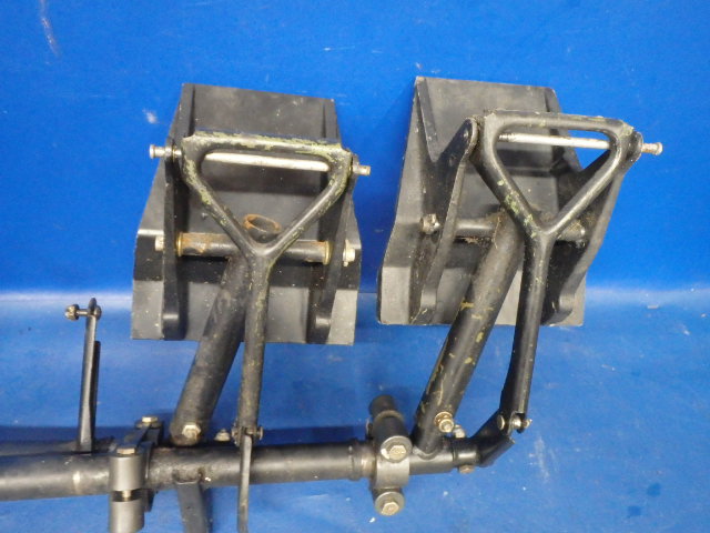 Cessna SET BRAKE AND RUDDER PEDALS